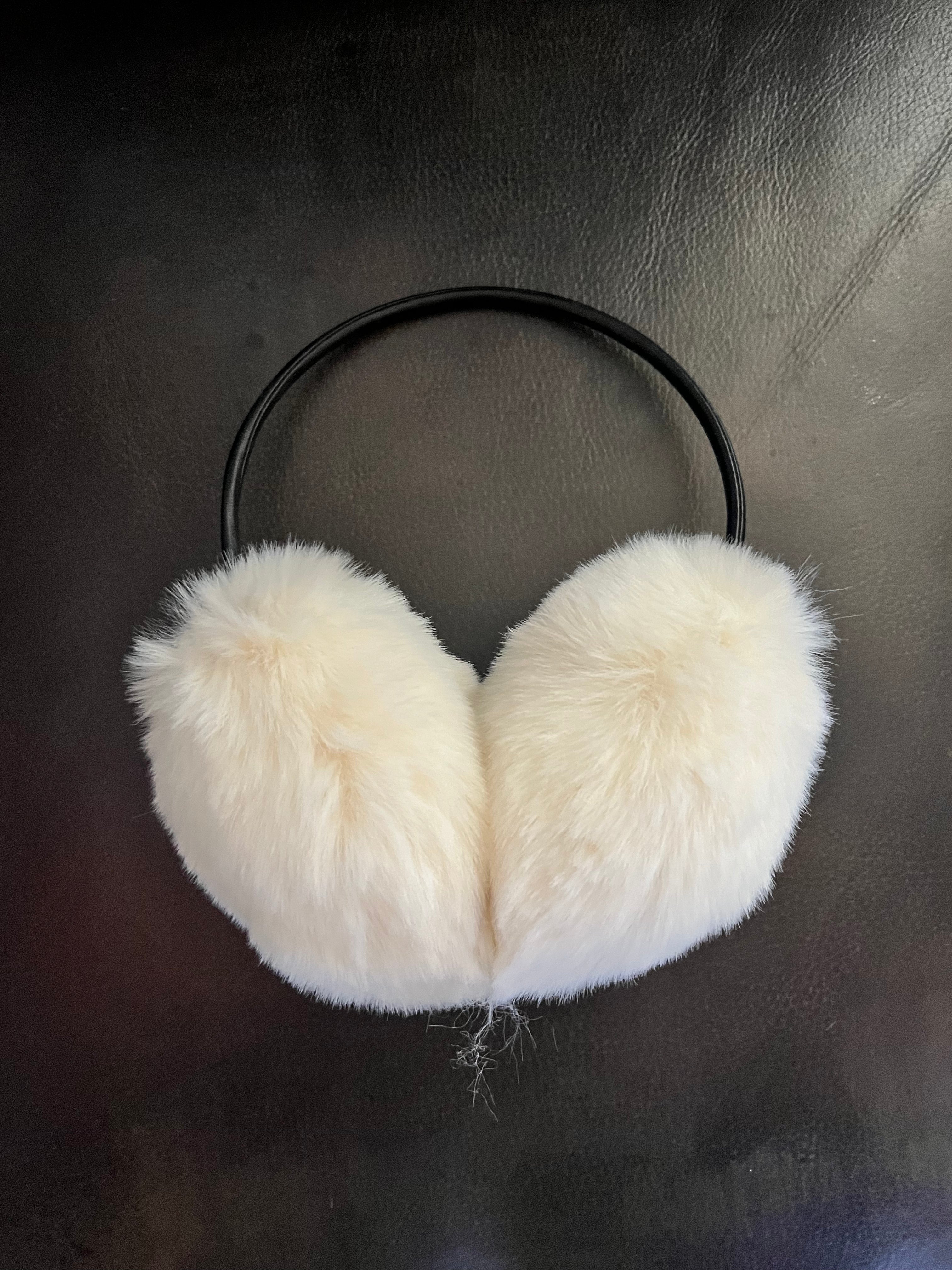 30 ROCK: Avery's Ear Muffs – HOLLYWOOD PICTURES STUDIOS, LLC.